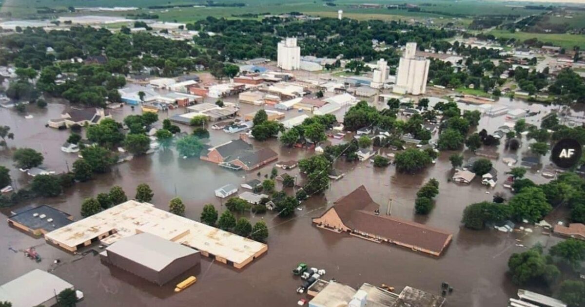 Monday Mission - Serve Others | Pizza Ranch